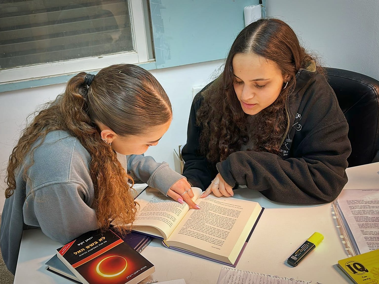 Israeli Students Learning from Rabbi Sacks After High School | The ...
